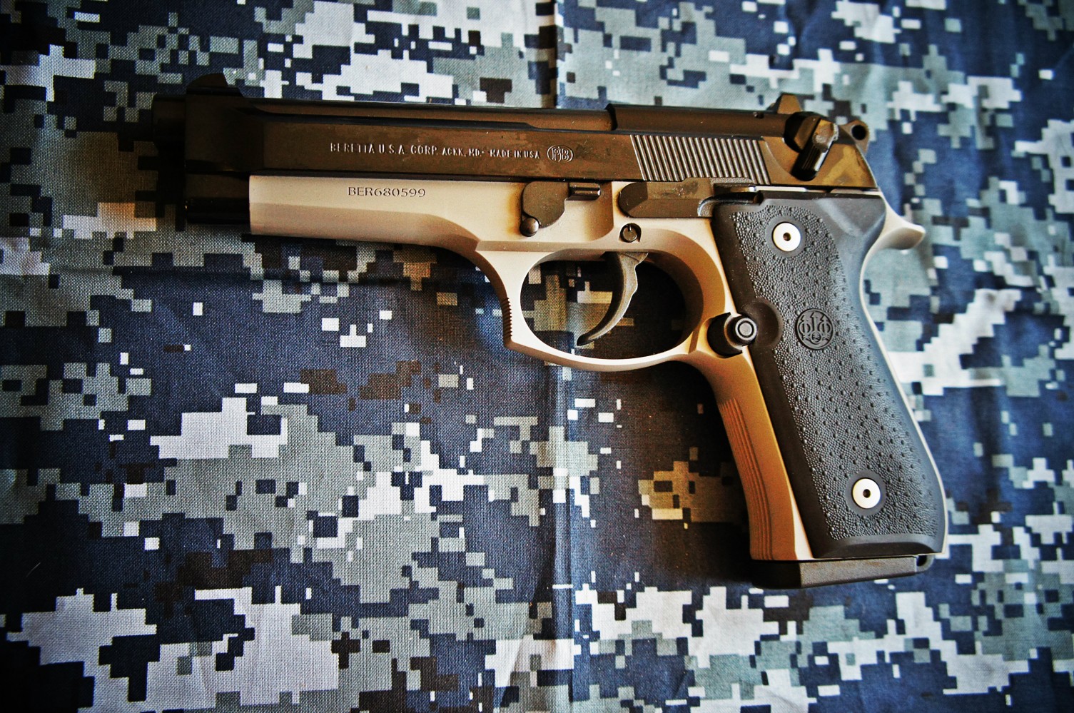 Beretta 92FS two-tone - Gun Nuts Media